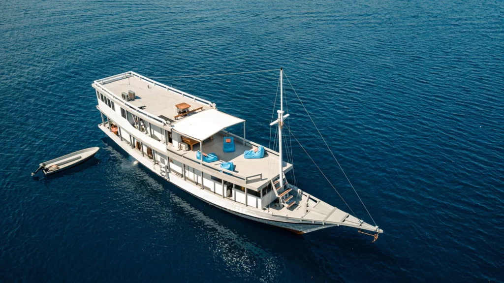 Bombana 1 Boat Komodo » Komodo Island Boat Tour | Komodo Tours | Komodo ...